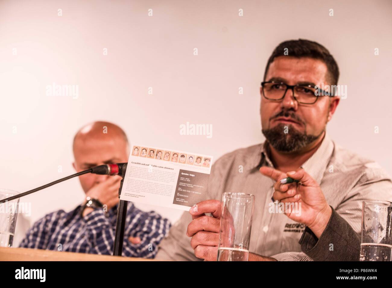 Questioning a victim hi-res stock photography and images - Alamy