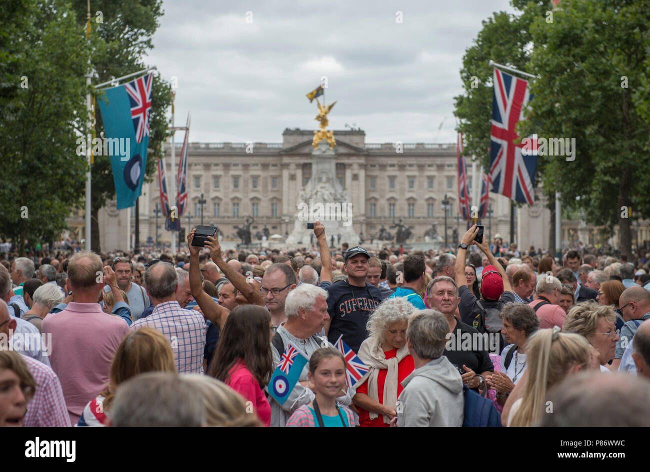 Raf centenary buckingham palace hi-res stock photography and images - Alamy
