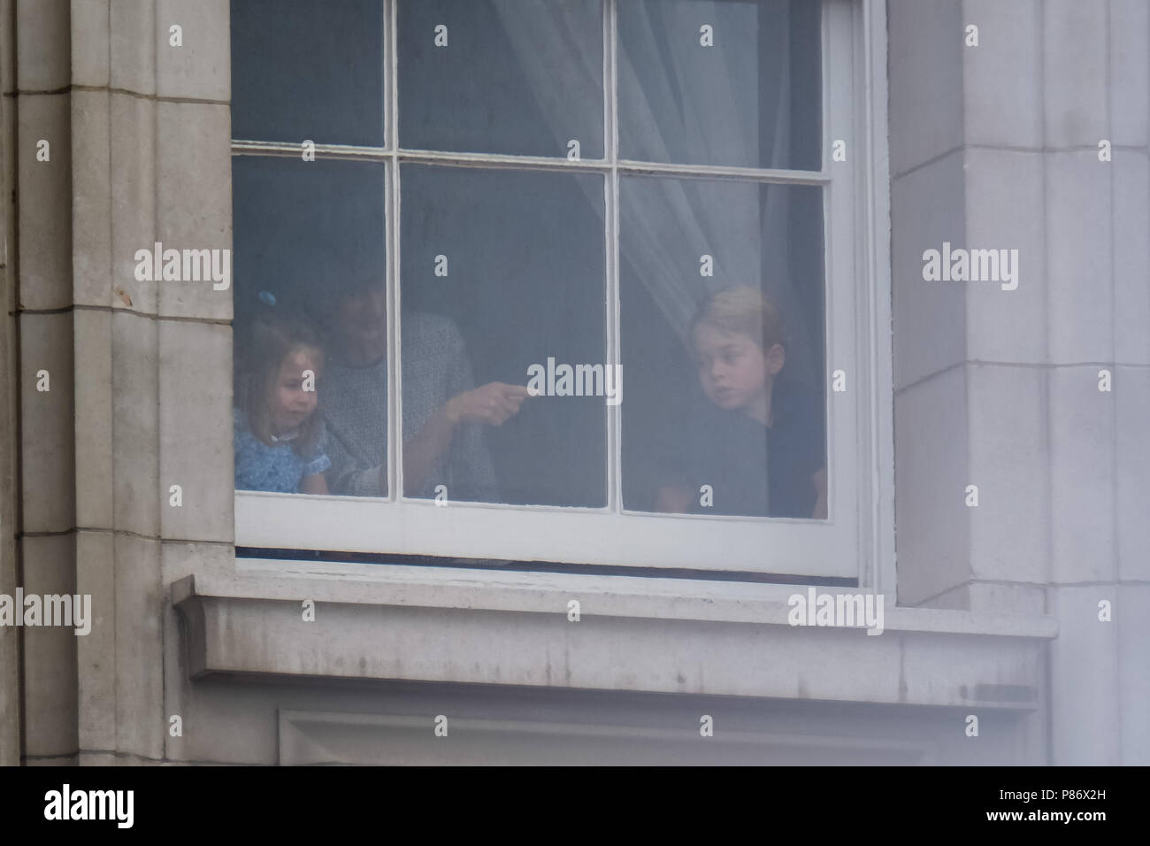 Family waving from window hi-res stock photography and images - Alamy