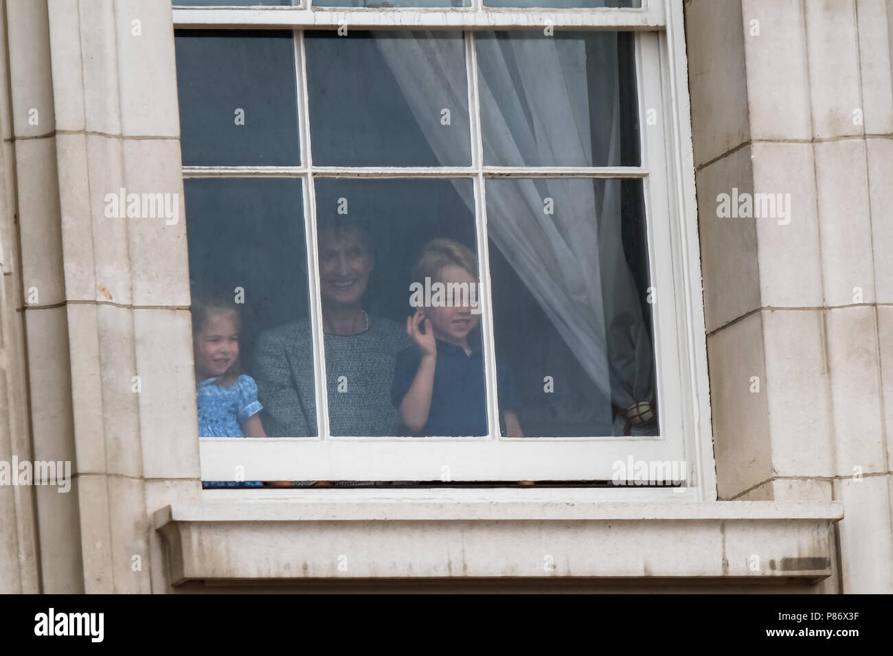 Family waving from window hi-res stock photography and images - Alamy