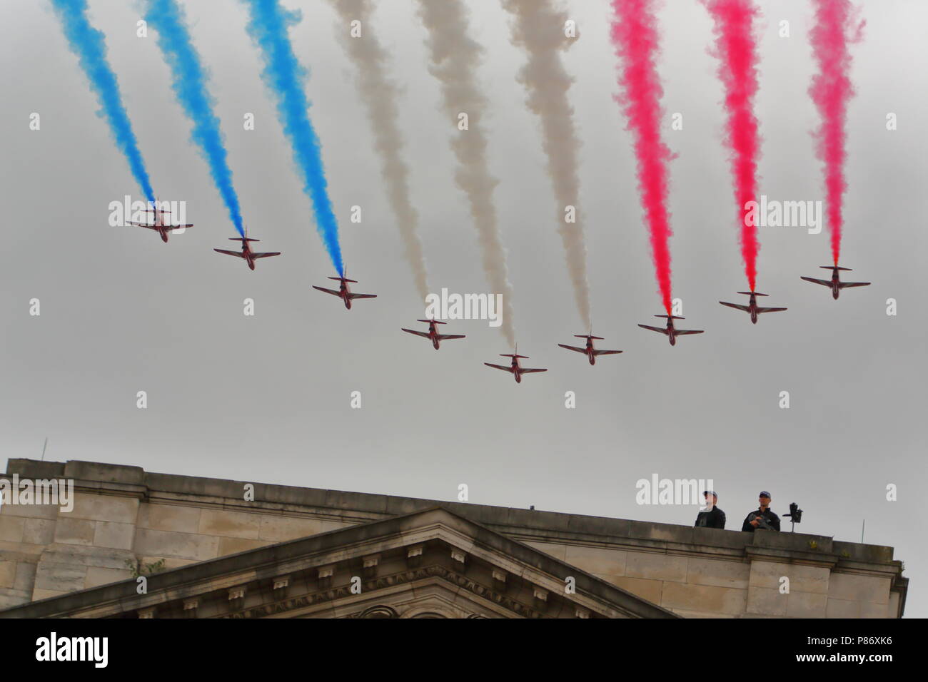 Centenary flypast over buckingham palace hi-res stock photography and ...