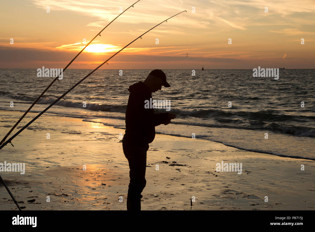 Sportvissen aan het strand, sport fishing at the coast Stock Photo - Alamy