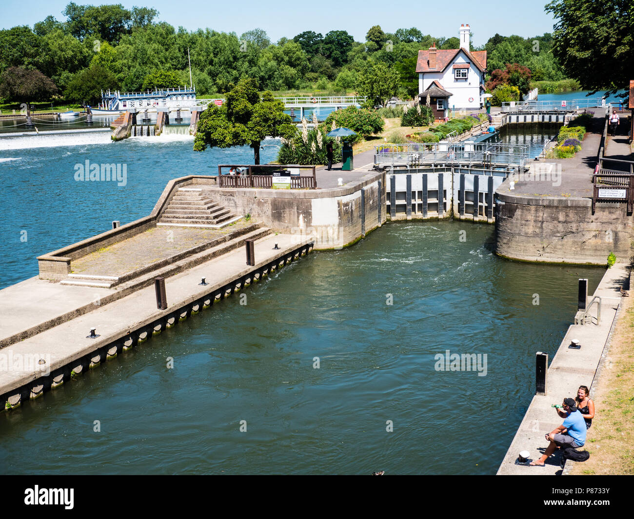 Goring thames path hi-res stock photography and images - Alamy