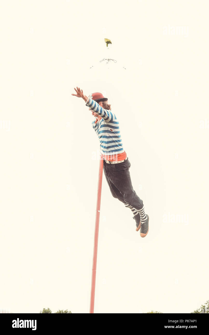 Pole Acrobats Stock Photos & Pole Acrobats Stock Images - Alamy