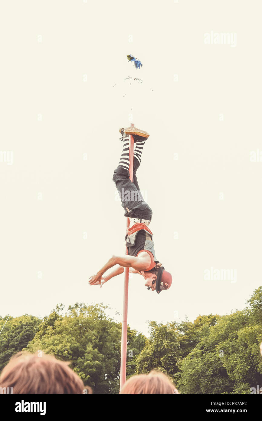 High wire acrobats hi-res stock photography and images - Alamy