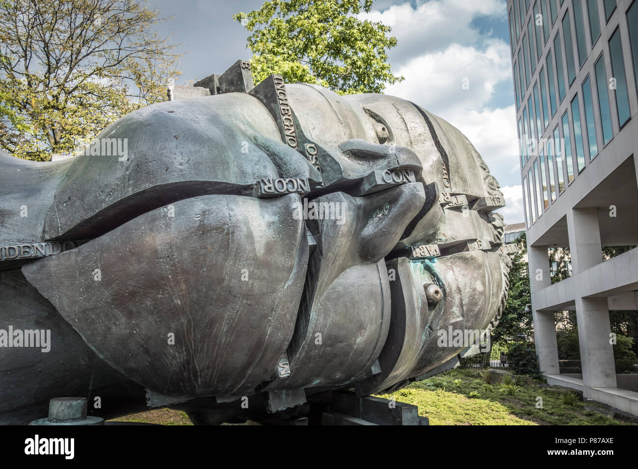 Head of invention by eduardo paolozzi hi-res stock photography and ...