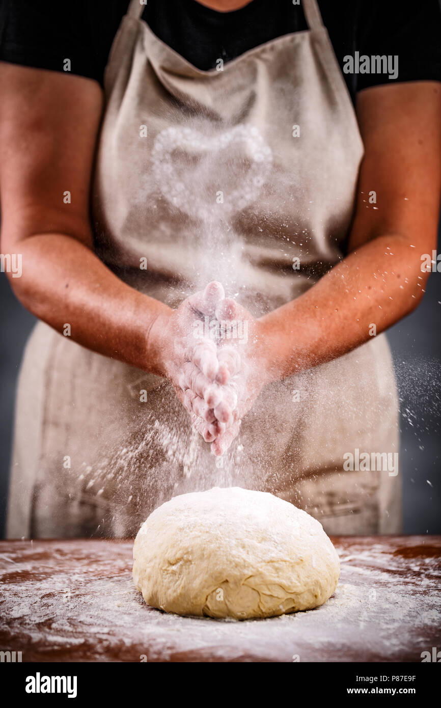 Flour sprinkling hi-res stock photography and images - Alamy