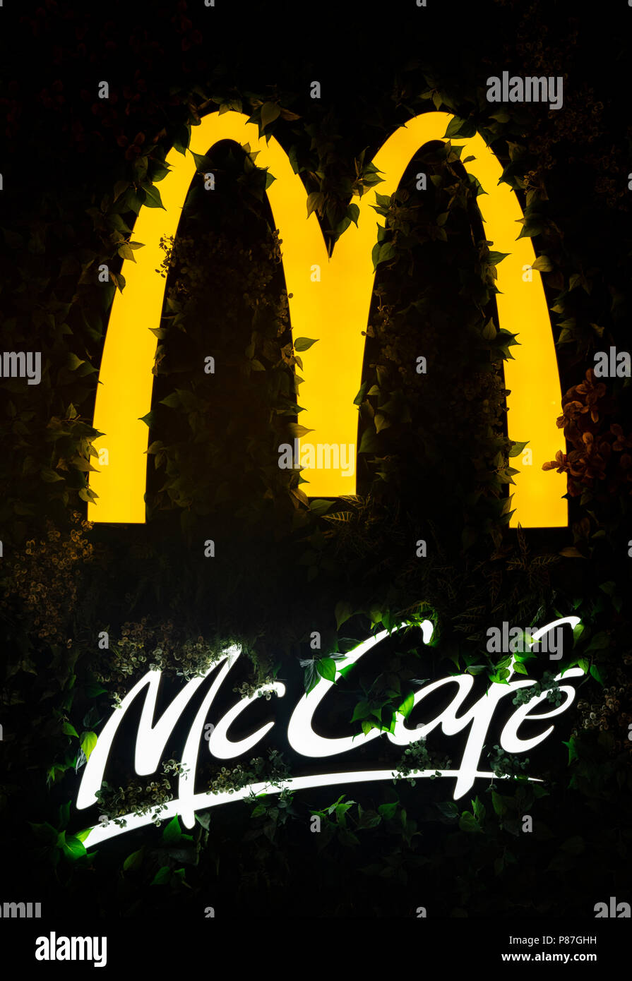 McDonald's restaurant logo in Wan Chai, Hong Kong Stock Photo - Alamy