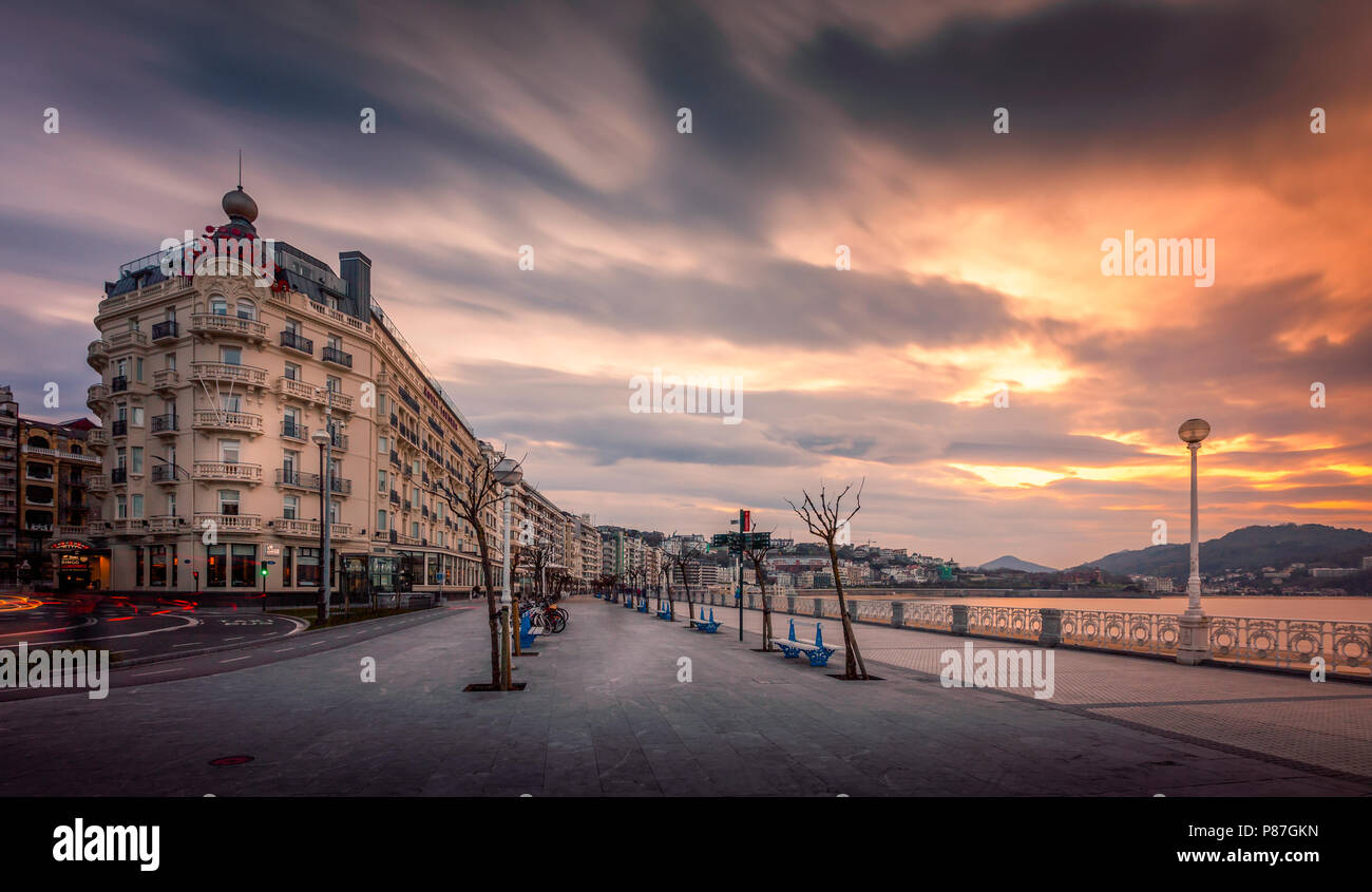 La concha beach san sebastian promenade hi-res stock photography and ...