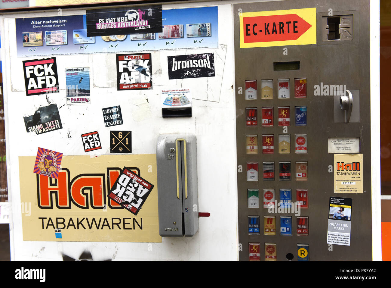 Cigarette vending machine hi-res stock photography and images - Alamy