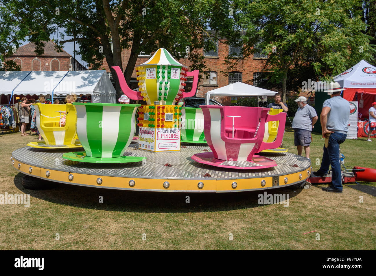 Spinning tea cup ride hi-res stock photography and images - Alamy