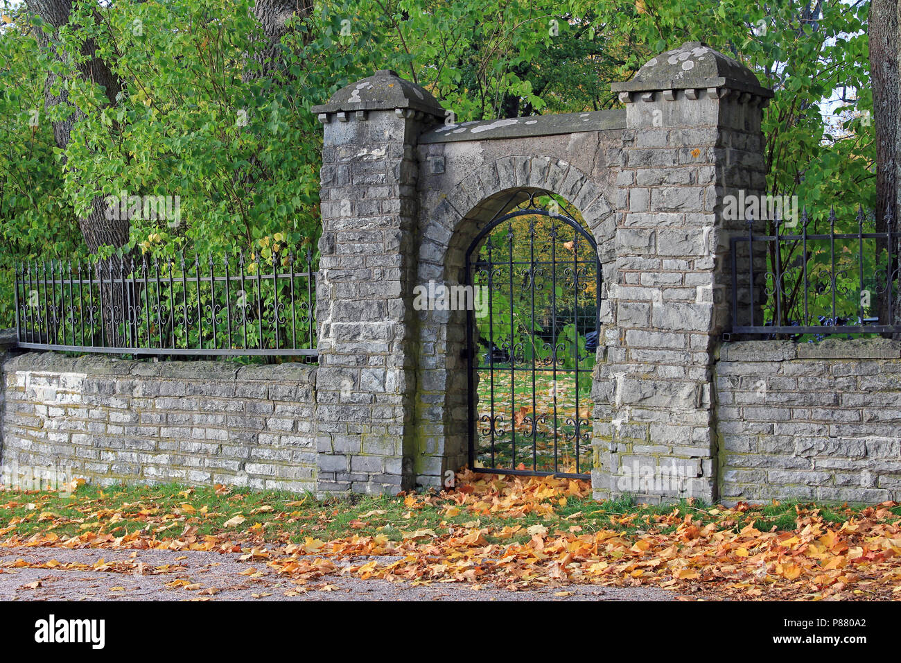 Garden gate arch hi-res stock photography and images - Alamy