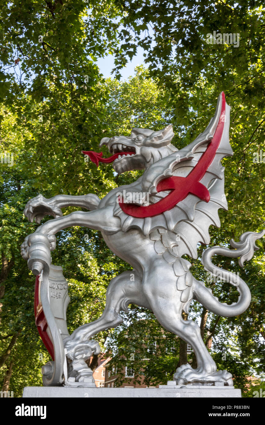 Griffin statues hi-res stock photography and images - Alamy