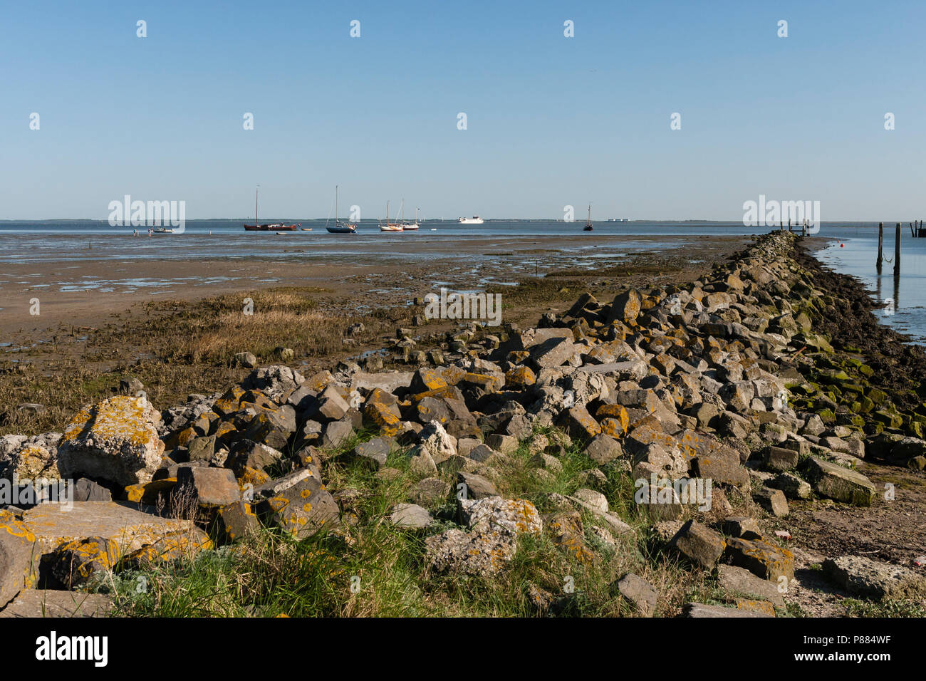 Zeilboten en veerpont op Waddenzee; Sailing boats and ferry at Wadden ...