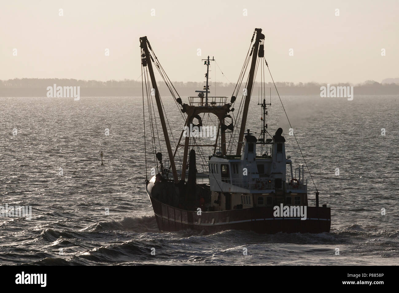Vissersboot op zee hi-res stock photography and images - Alamy