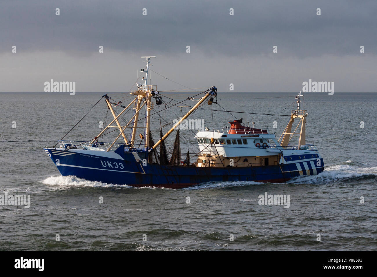 Vissersboot op zee hi-res stock photography and images - Alamy