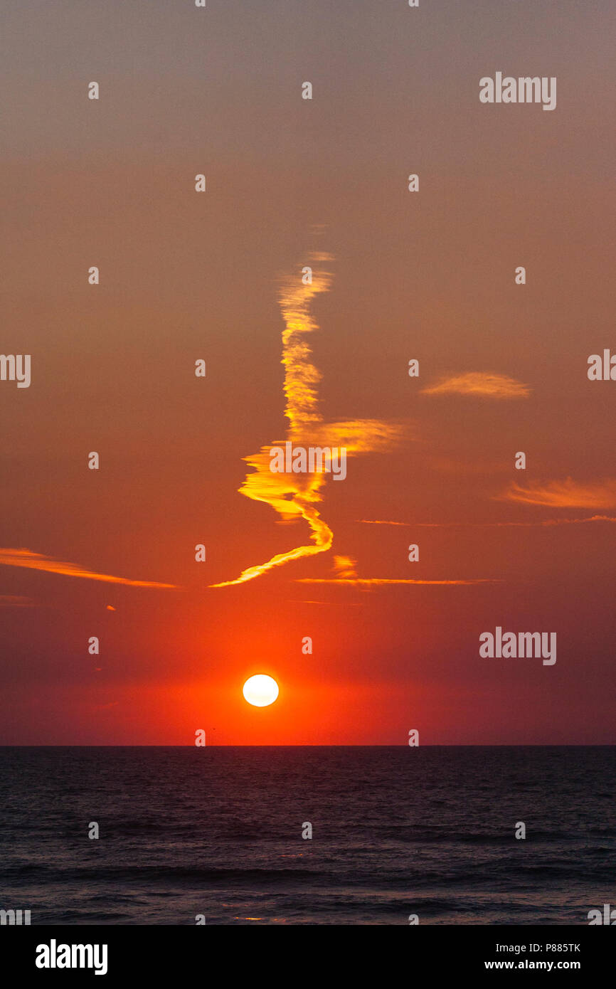 Sun setting over sea hi-res stock photography and images - Alamy