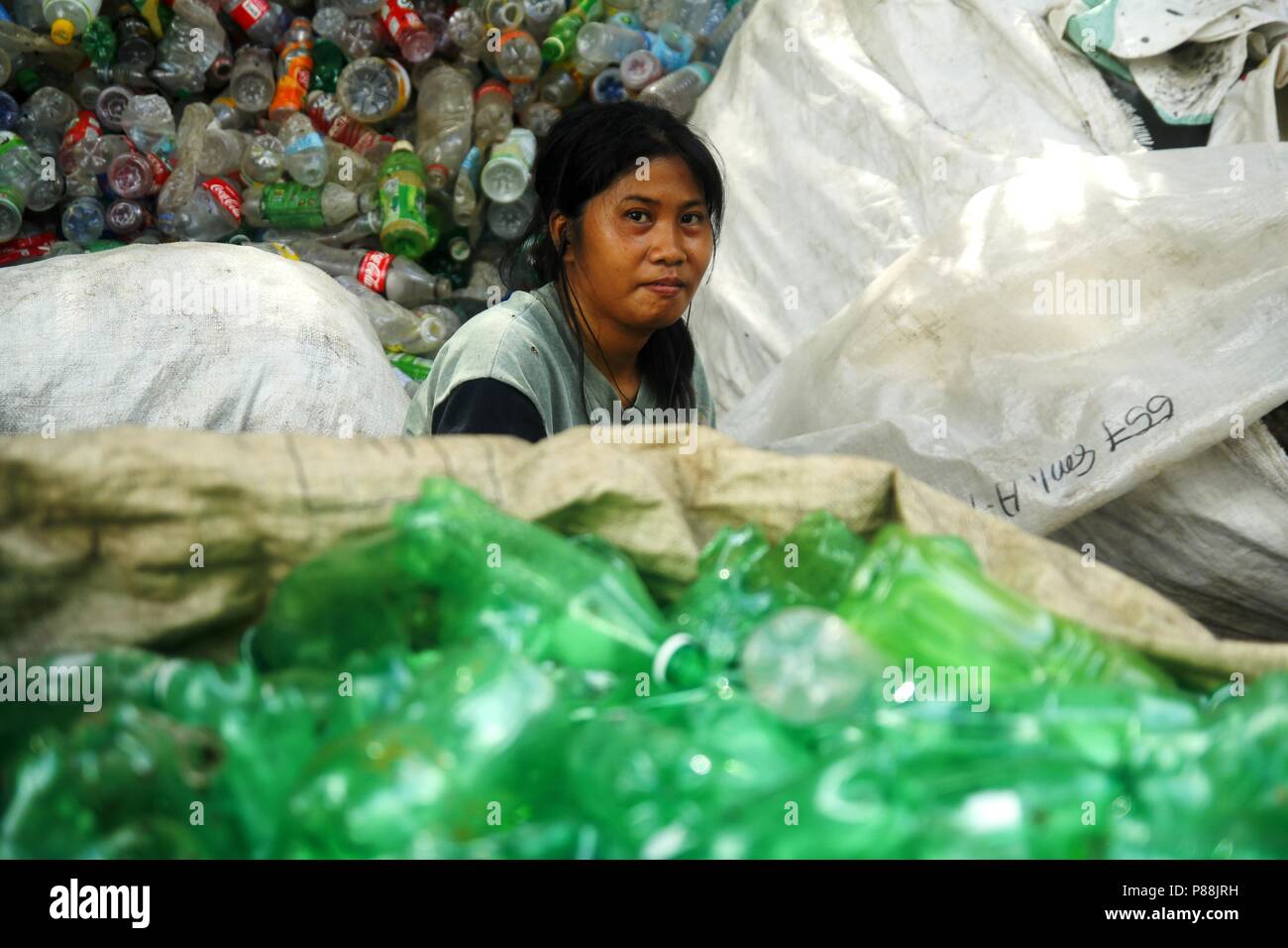 Philippines manila city garbage people hi-res stock photography and ...