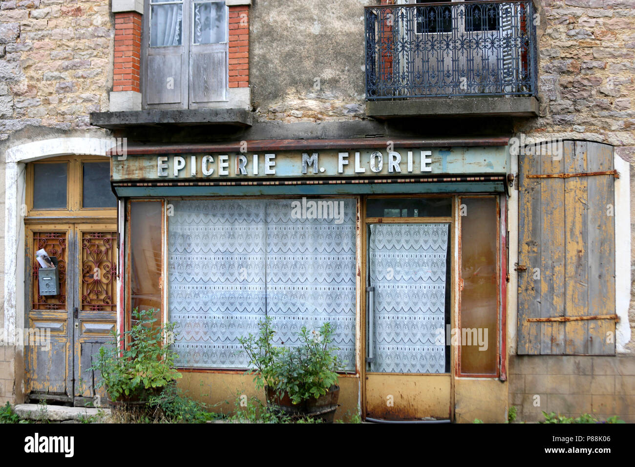 Old store exterior hi-res stock photography and images - Alamy