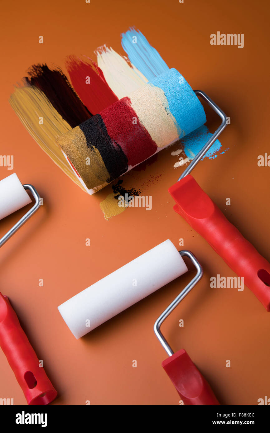 Paint roller, Tin metal cans with color Stock Photo - Alamy