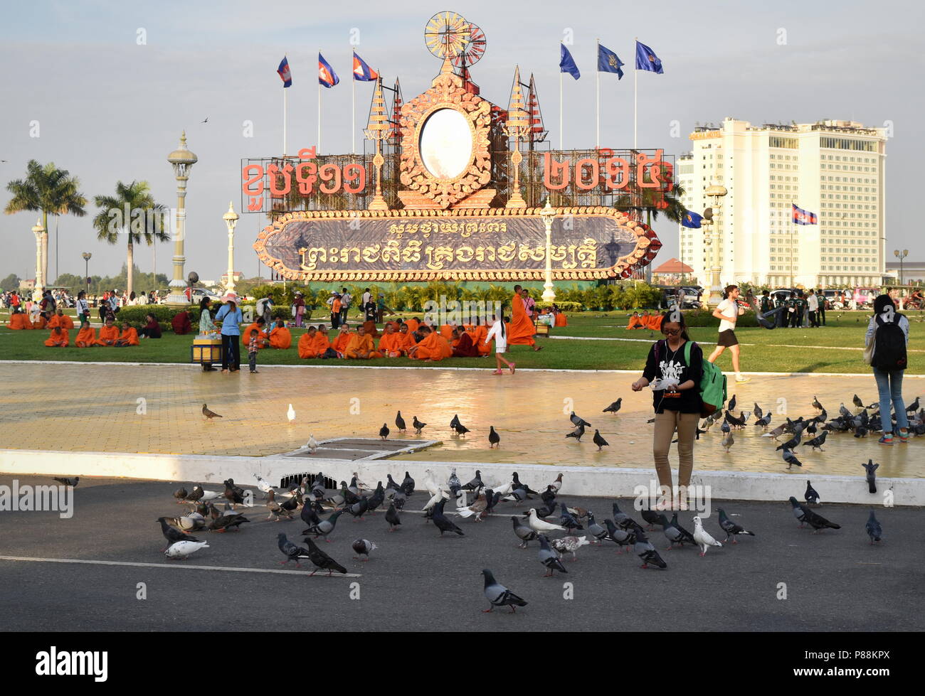 Laid back mood at Phnom Penh Royal Palace Park public square Stock ...