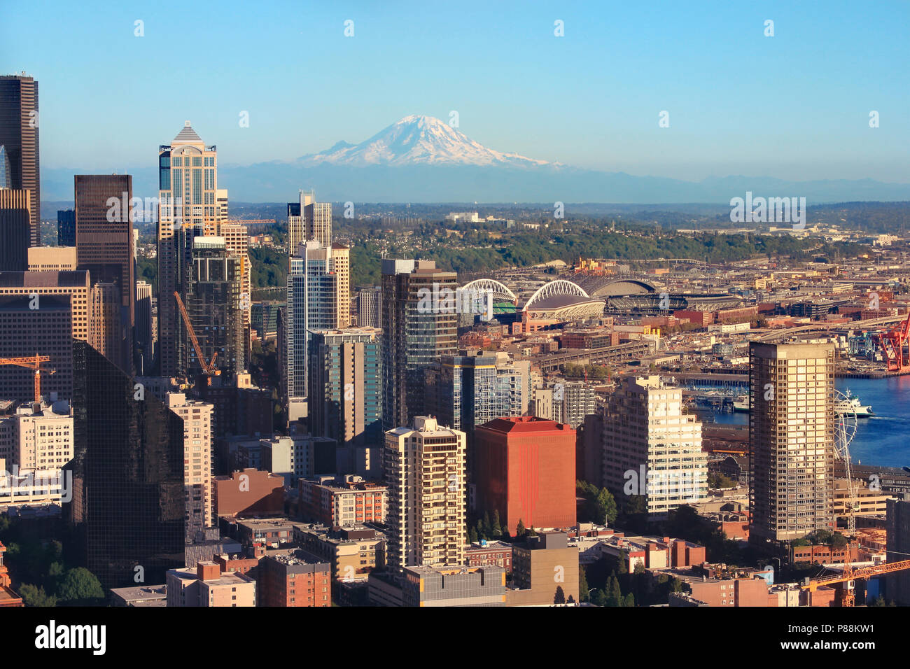 Seattle city view with Mount Rainier in the background Stock Photo - Alamy