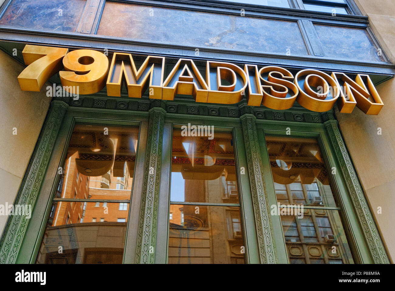 Madison ave sign hi-res stock photography and images - Alamy