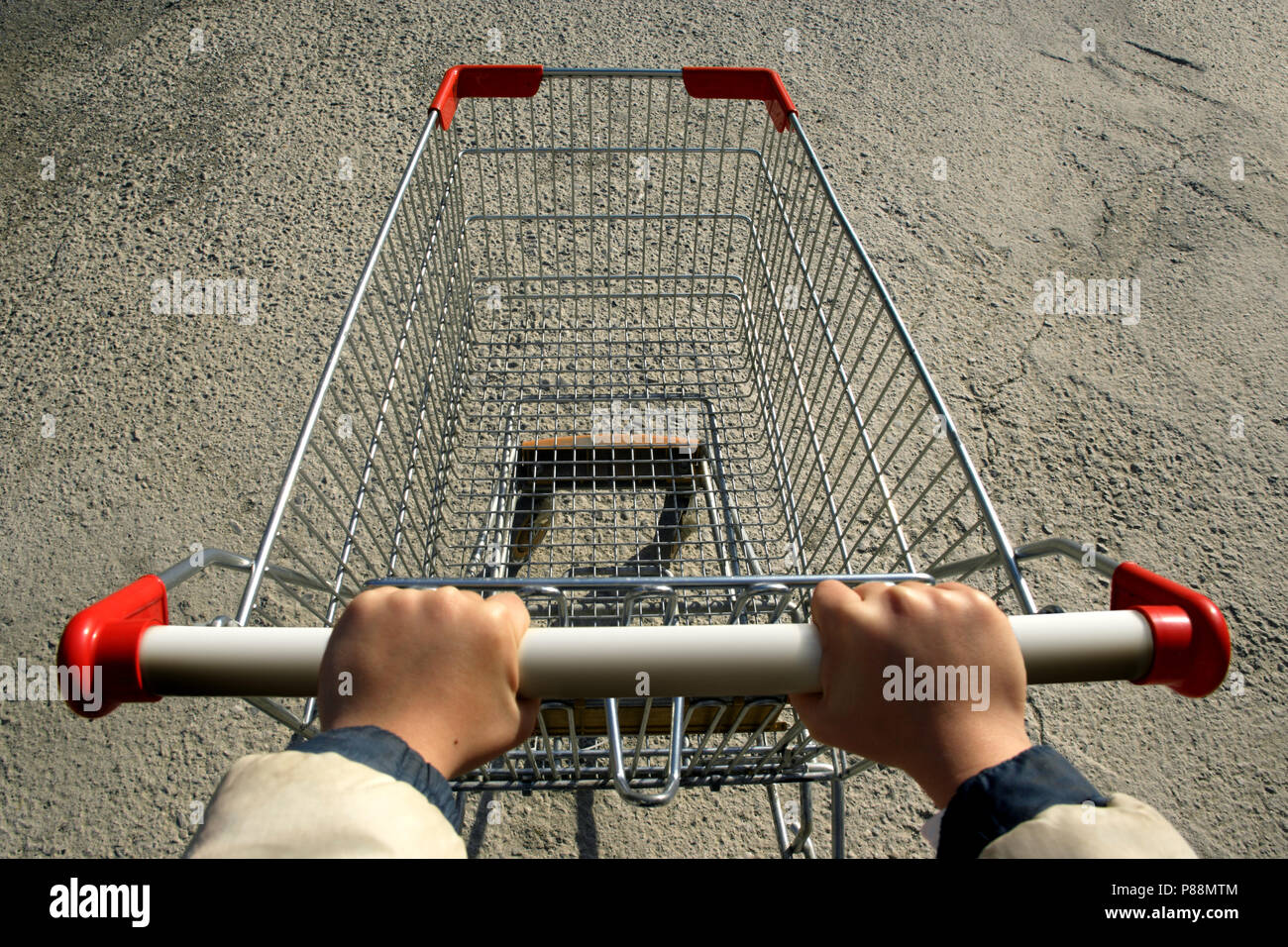 Metal merchant cart hi-res stock photography and images - Alamy