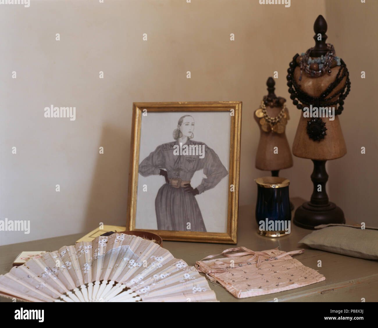 Vintage fashion mannequins hi-res stock photography and images - Alamy