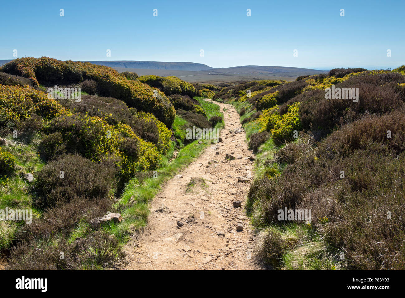The Kinder Scout plateau from the Devil's Dike on the Pennine Way, on ...