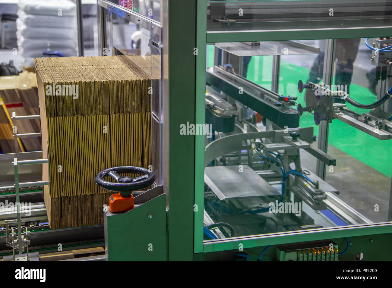 Fully Automatic Carton / Box Erector Machine Stock Photo - Alamy