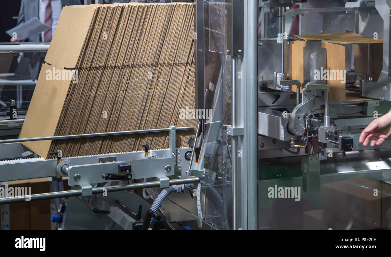 Fully Automatic Carton / Box Erector Machine Stock Photo - Alamy