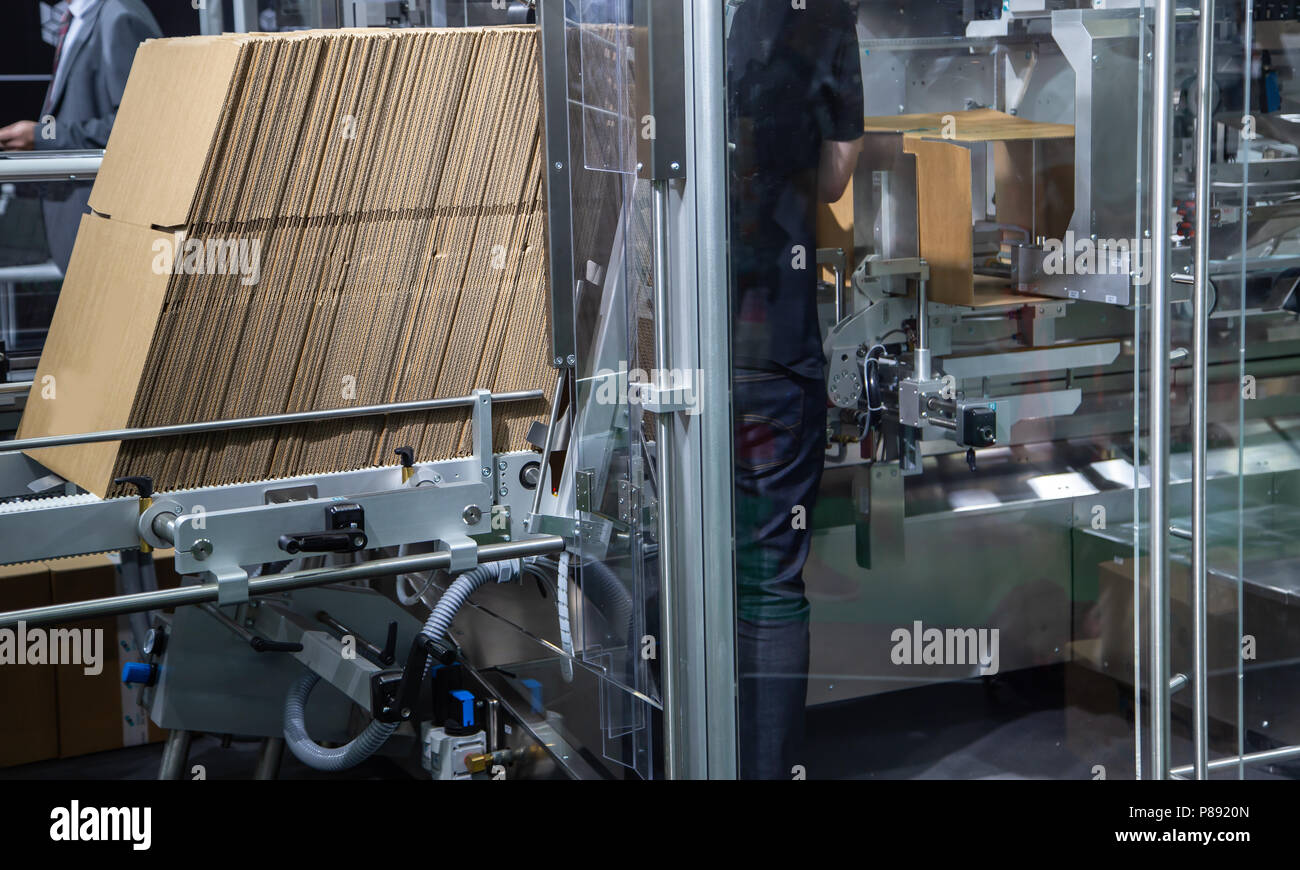 Fully Automatic Carton / Box Erector Machine Stock Photo - Alamy