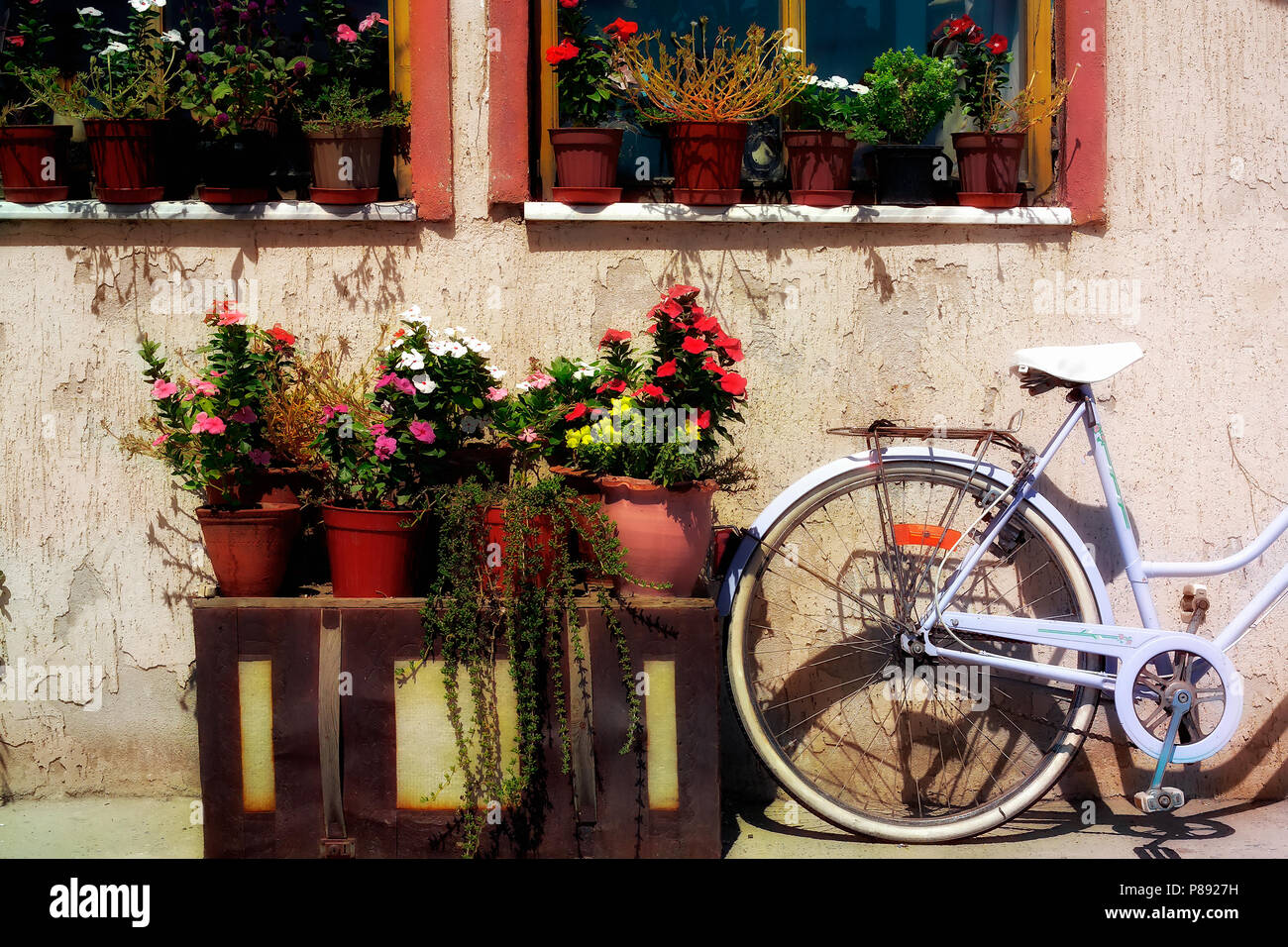 Parked bicycle front of window hi-res stock photography and images - Alamy
