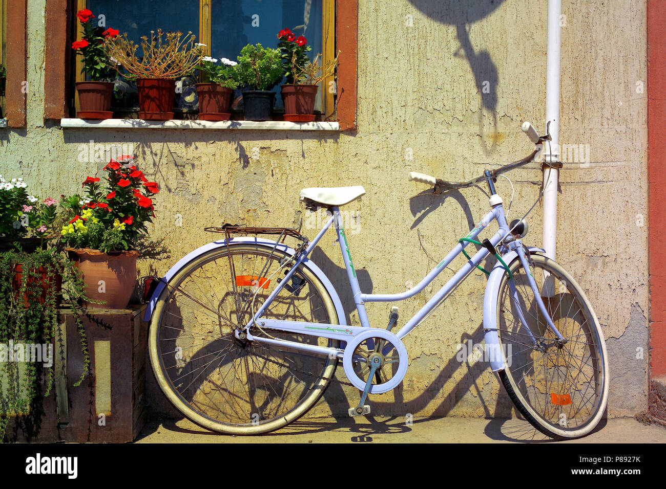 Parked bicycle front of window hi-res stock photography and images - Alamy