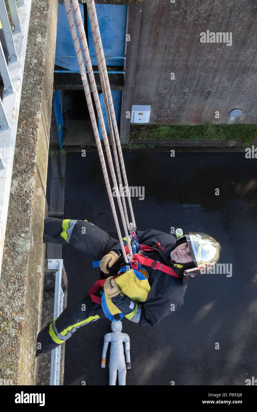 Firefighter mannequin hi-res stock photography and images - Alamy
