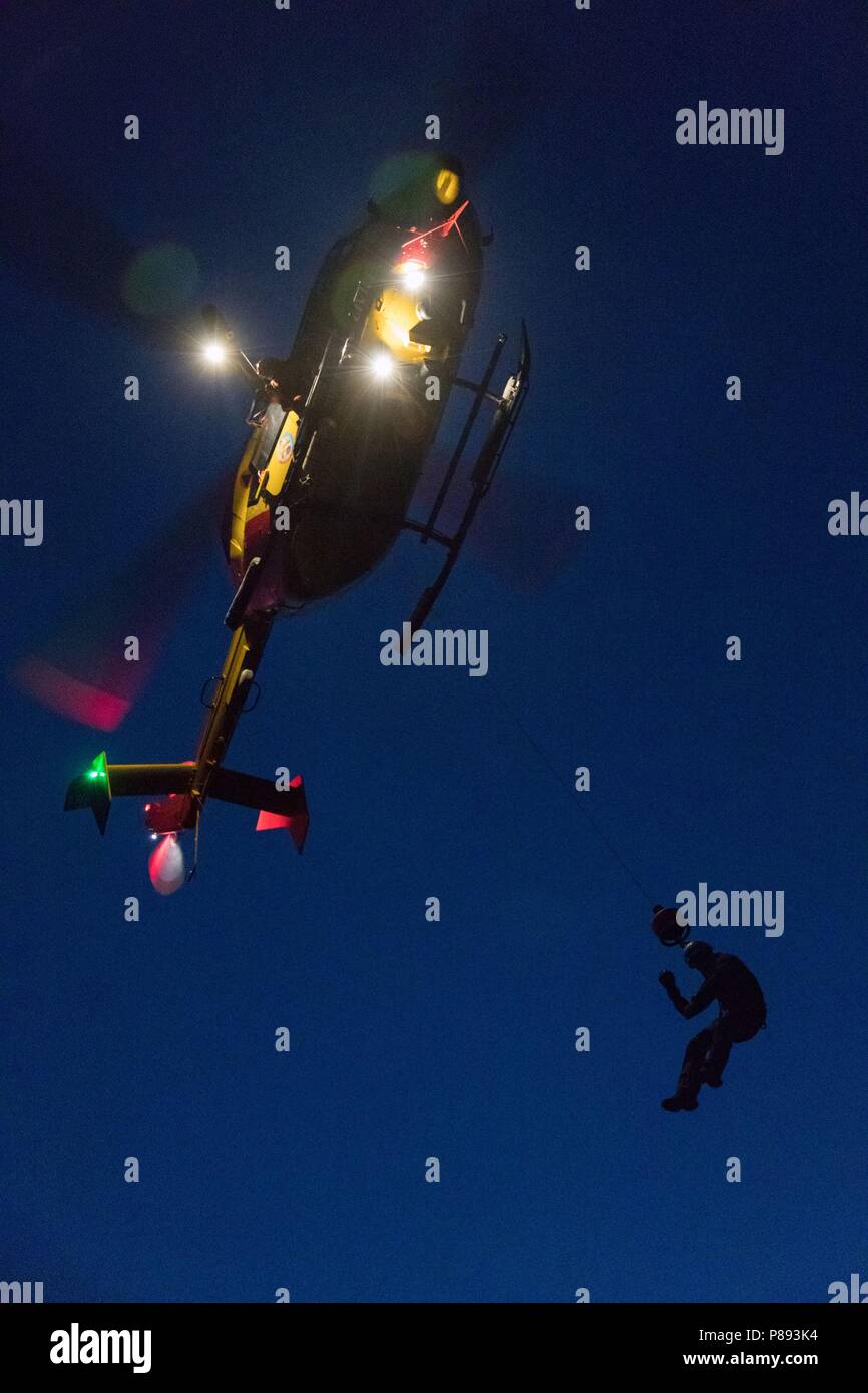 FIRST RESPONDER TRAINING IN HELICOPTER TRANSPORT Stock Photo - Alamy