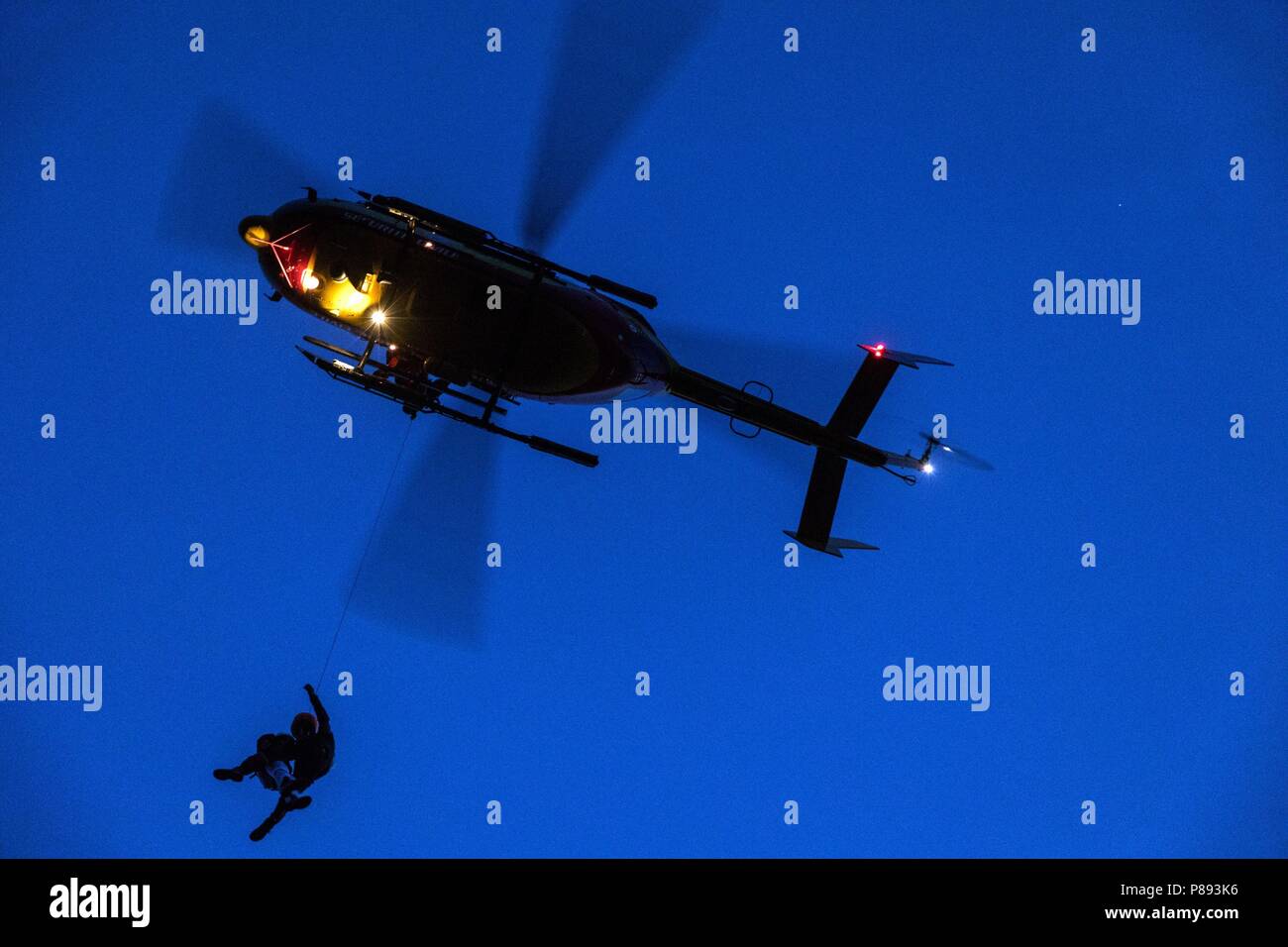 FIRST RESPONDER TRAINING IN HELICOPTER TRANSPORT Stock Photo - Alamy