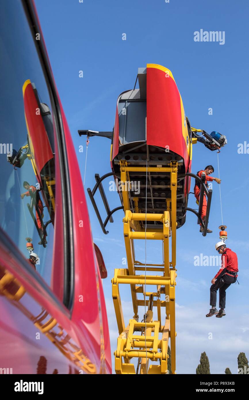 FIRST RESPONDER TRAINING IN HELICOPTER TRANSPORT Stock Photo - Alamy