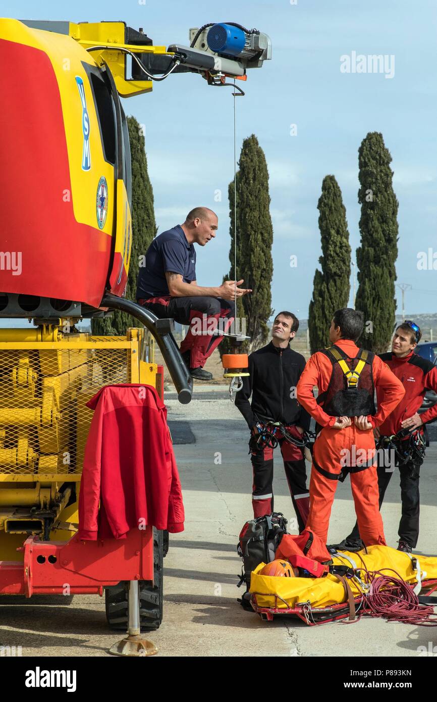 FIRST RESPONDER TRAINING IN HELICOPTER TRANSPORT Stock Photo - Alamy