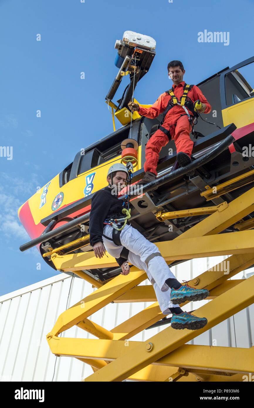 FIRST RESPONDER TRAINING IN HELICOPTER TRANSPORT Stock Photo - Alamy