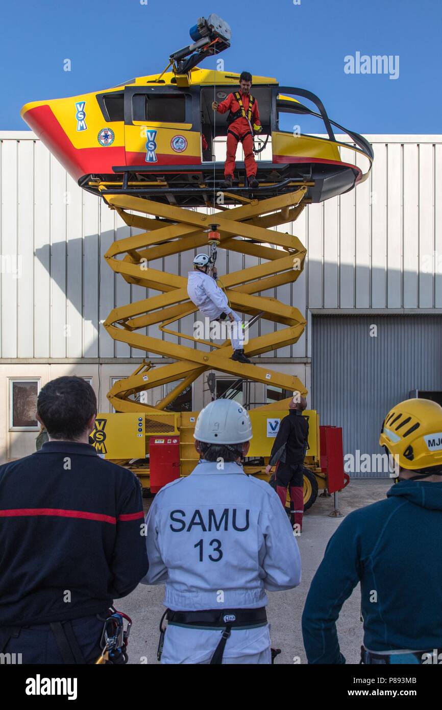 FIRST RESPONDER TRAINING IN HELICOPTER TRANSPORT Stock Photo - Alamy