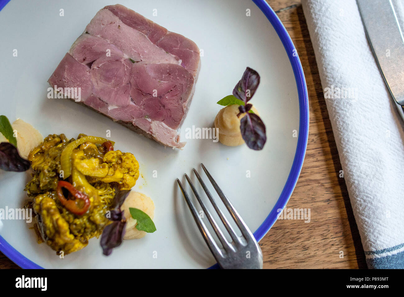 Classic pub hi-res stock photography and images - Alamy