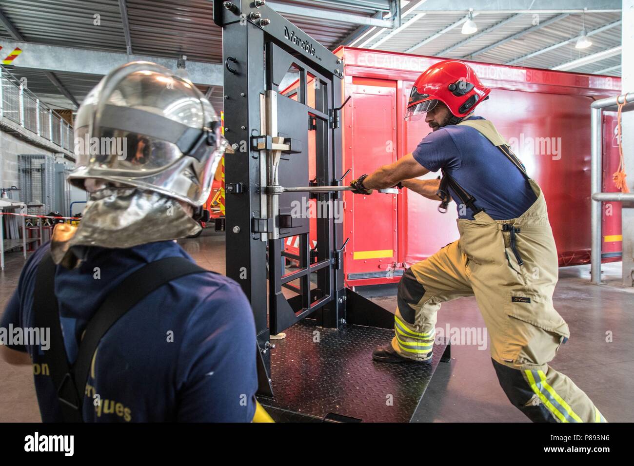 Opening maneuver hi-res stock photography and images - Alamy