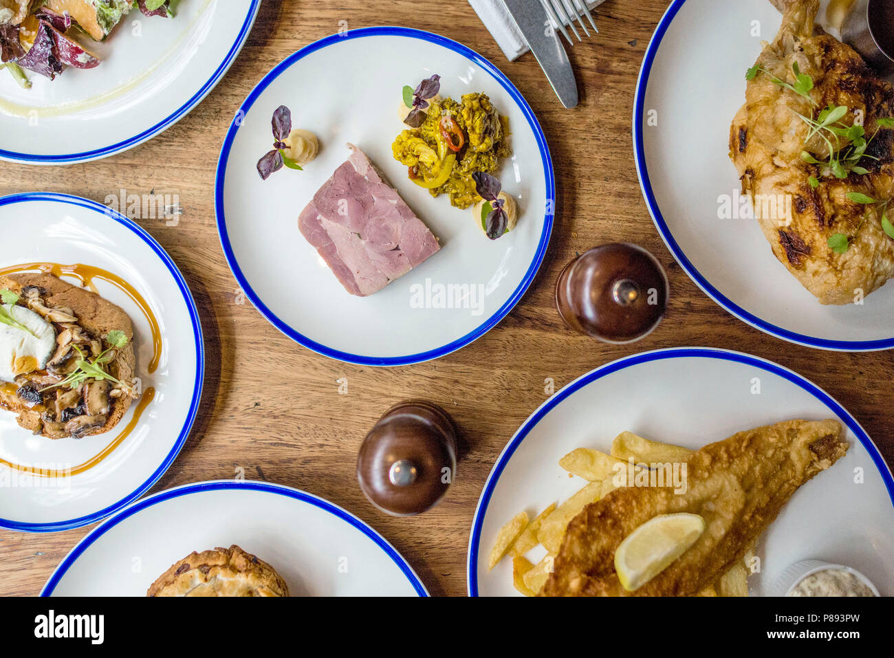 Classic pub hi-res stock photography and images - Alamy