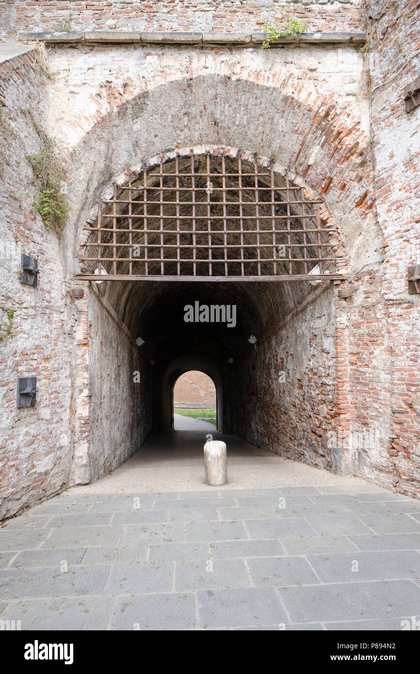 Medieval fortified gateway hi-res stock photography and images - Alamy