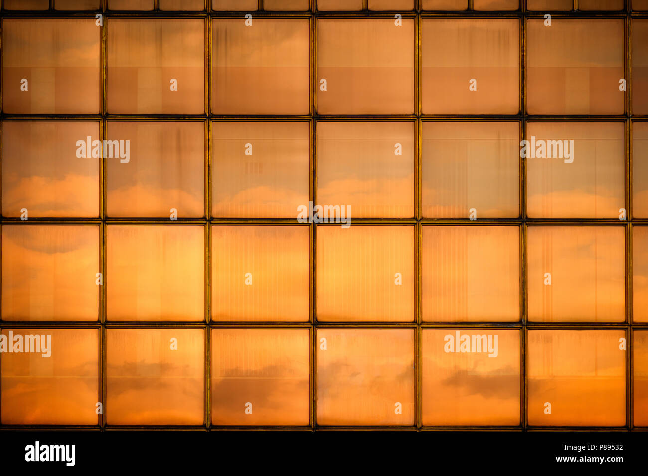 Cloud reflection texture hi-res stock photography and images - Alamy