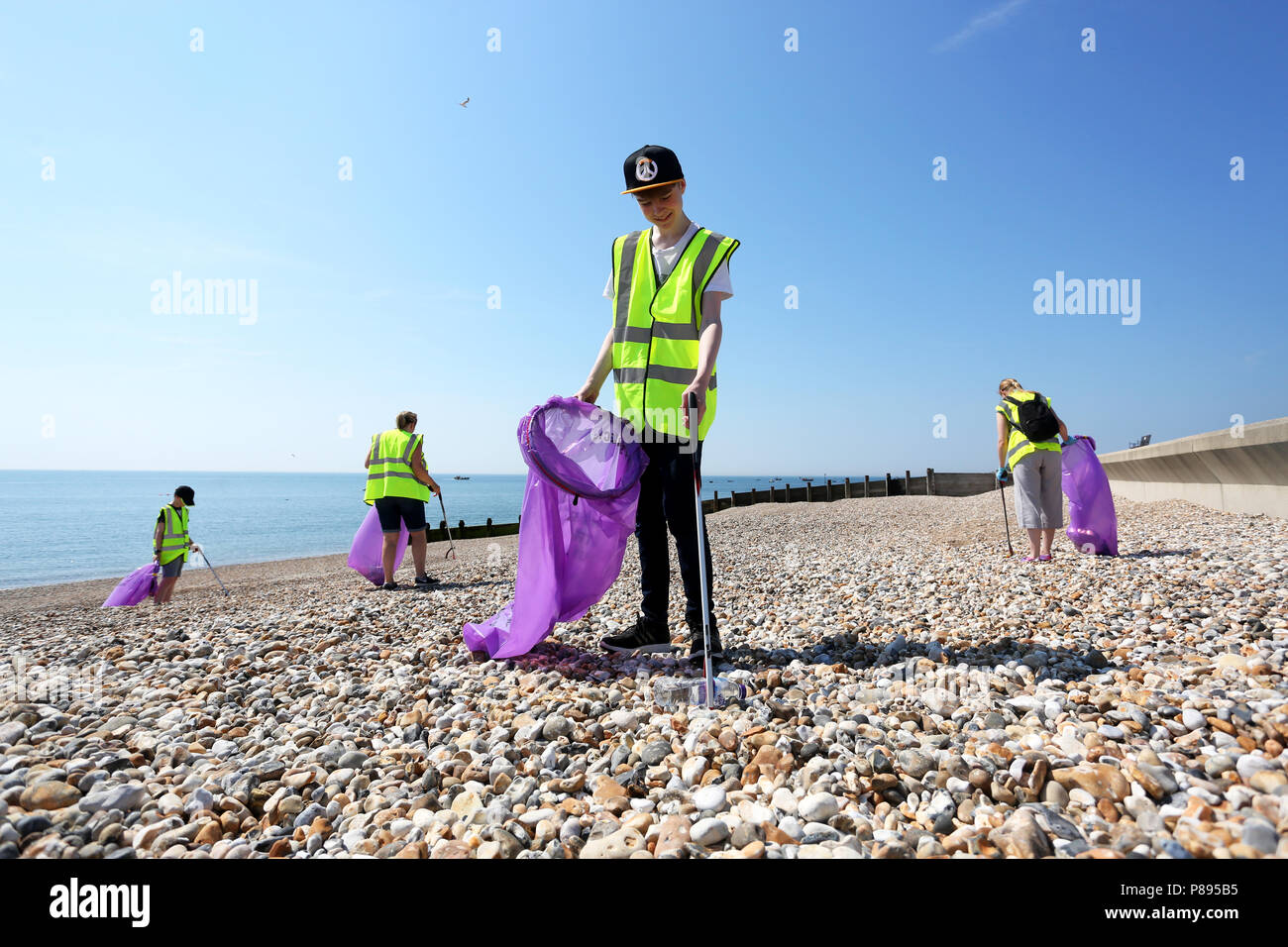 Teenagers clean beach hi-res stock photography and images - Alamy