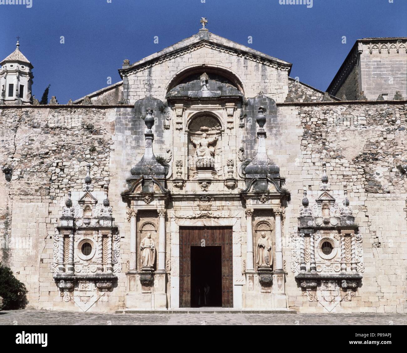 Conjunto Barroco de la Fachada. Monasterio de Poblet, siglo XVII Stock ...