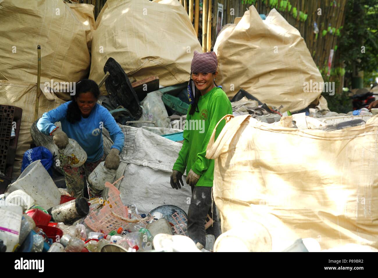 Philippines manila city garbage people hi-res stock photography and ...